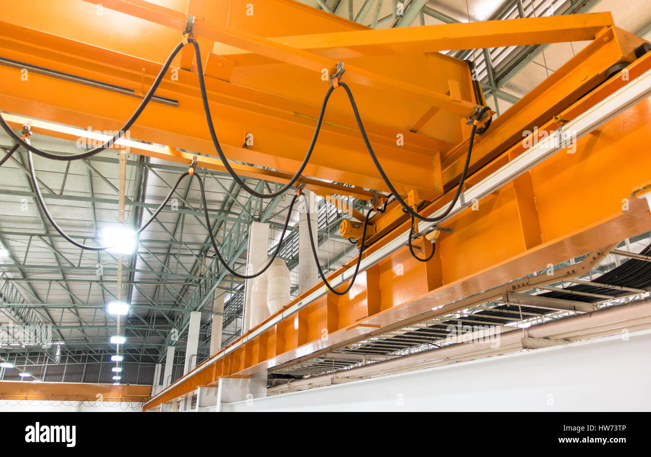 Yellow overhead frame crane hi-res stock photography and images - Alamy