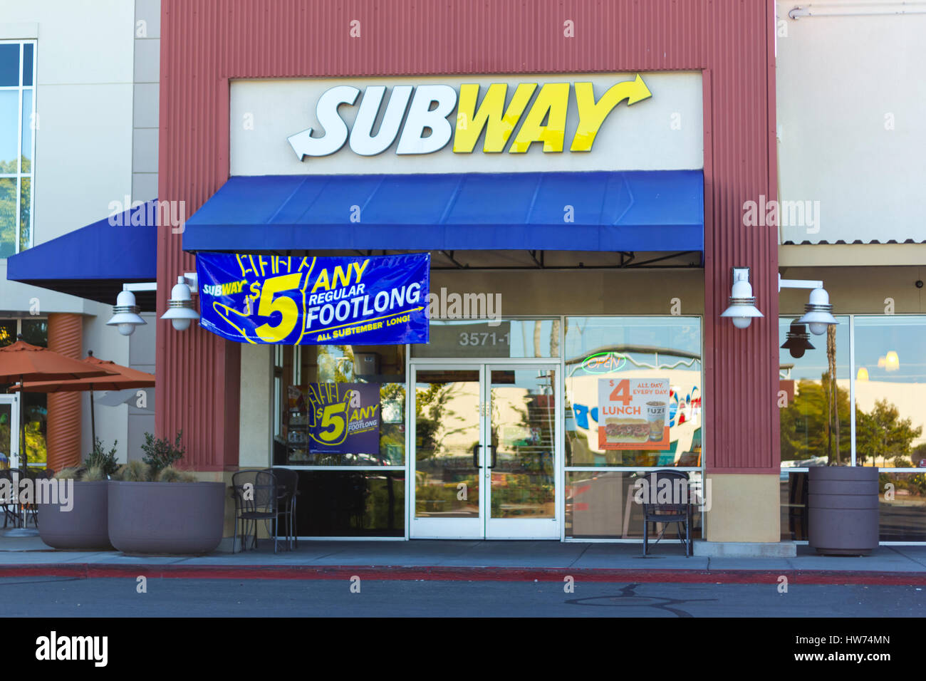 Subway restaurant exterior hi-res stock photography and images - Alamy