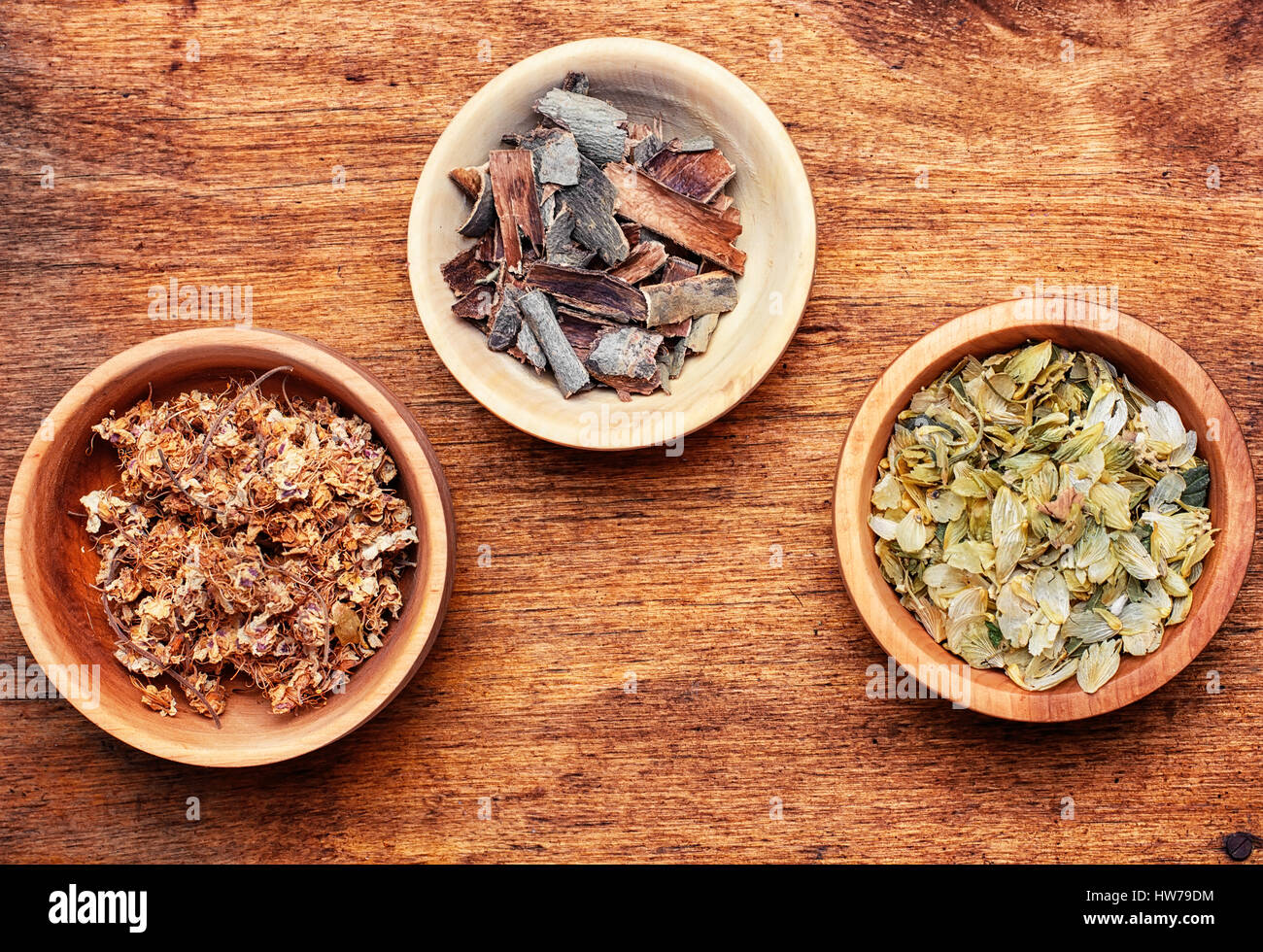 drug collection Linden,hops and oak in wooden mortar Stock Photo - Alamy
