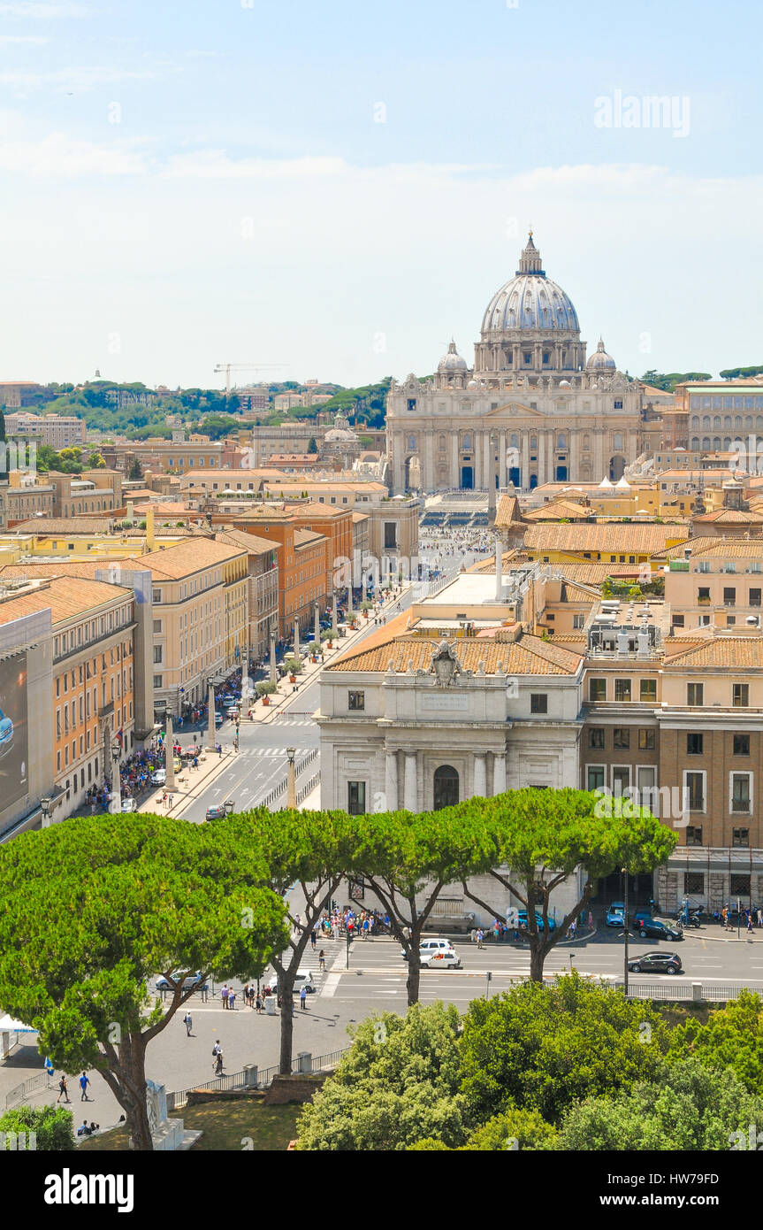 Statues in saint peter of the vatican roof hi-res stock photography and ...