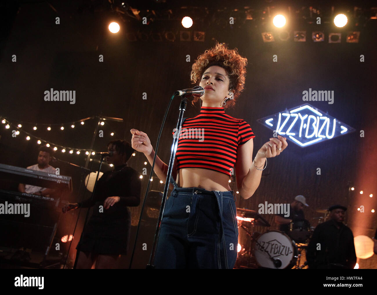 Izzy Bizu Singer High Resolution Stock Photography and Images - Alamy