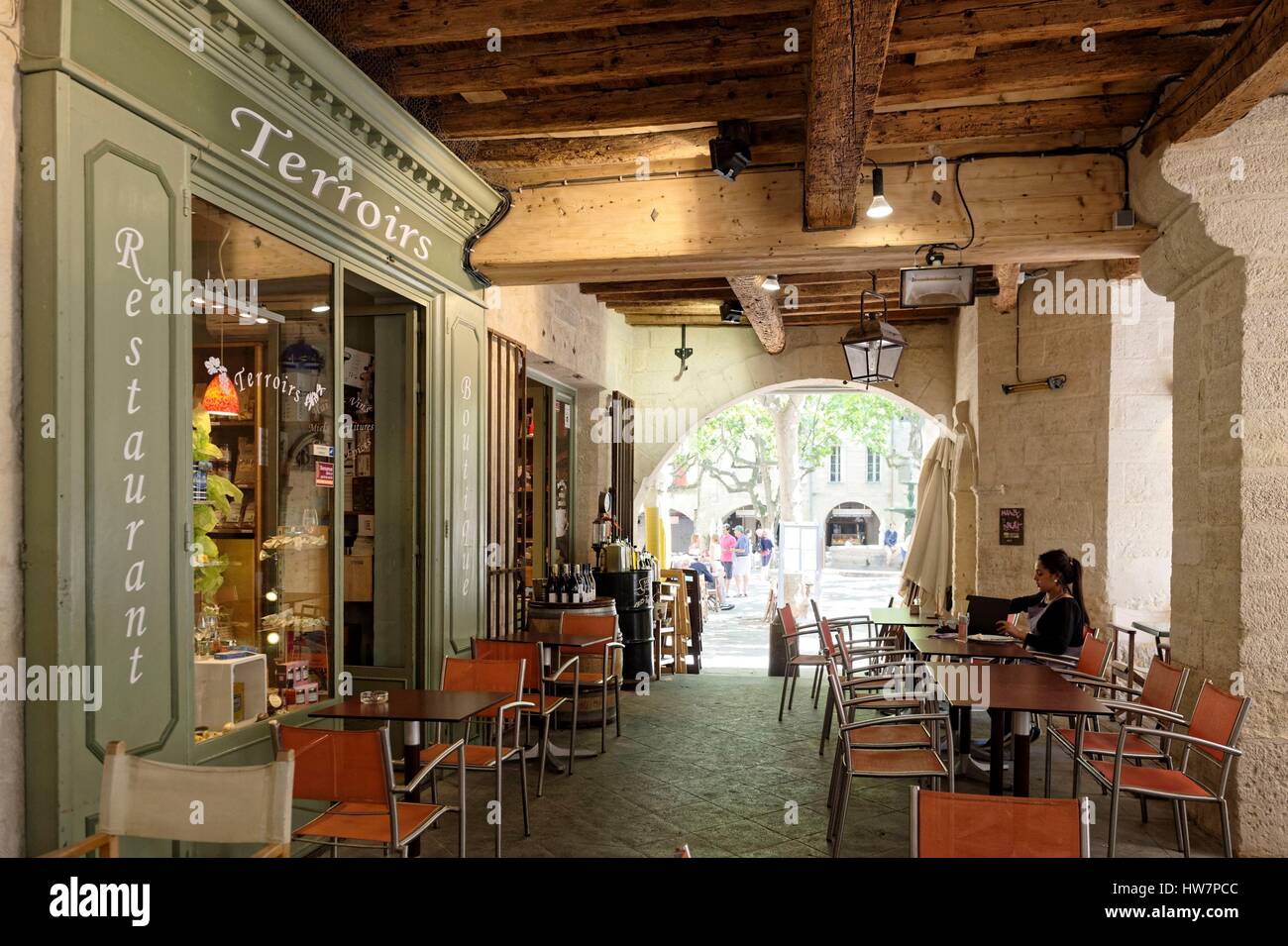 France, Gard, Pays d'Uzege, Uzes, Terroirs restaurant under the arcades ...