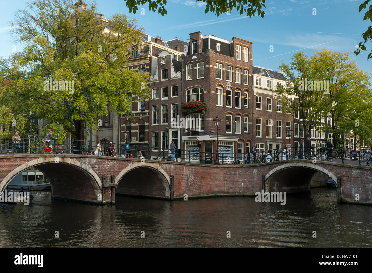 Bridges with buildings hi-res stock photography and images - Alamy