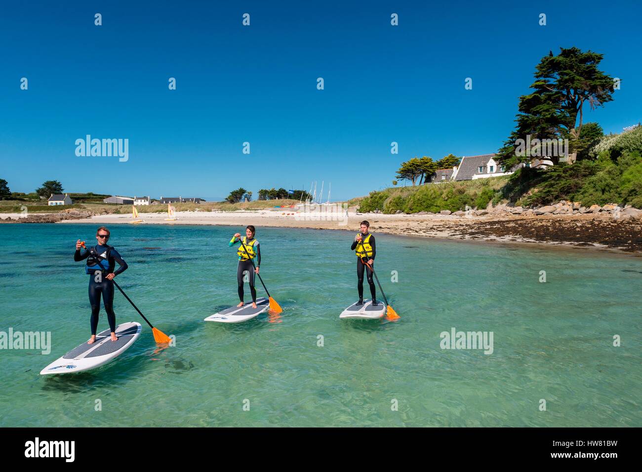 France, Finistère, Île-de-Batz, paddle along the south beach Stock ...