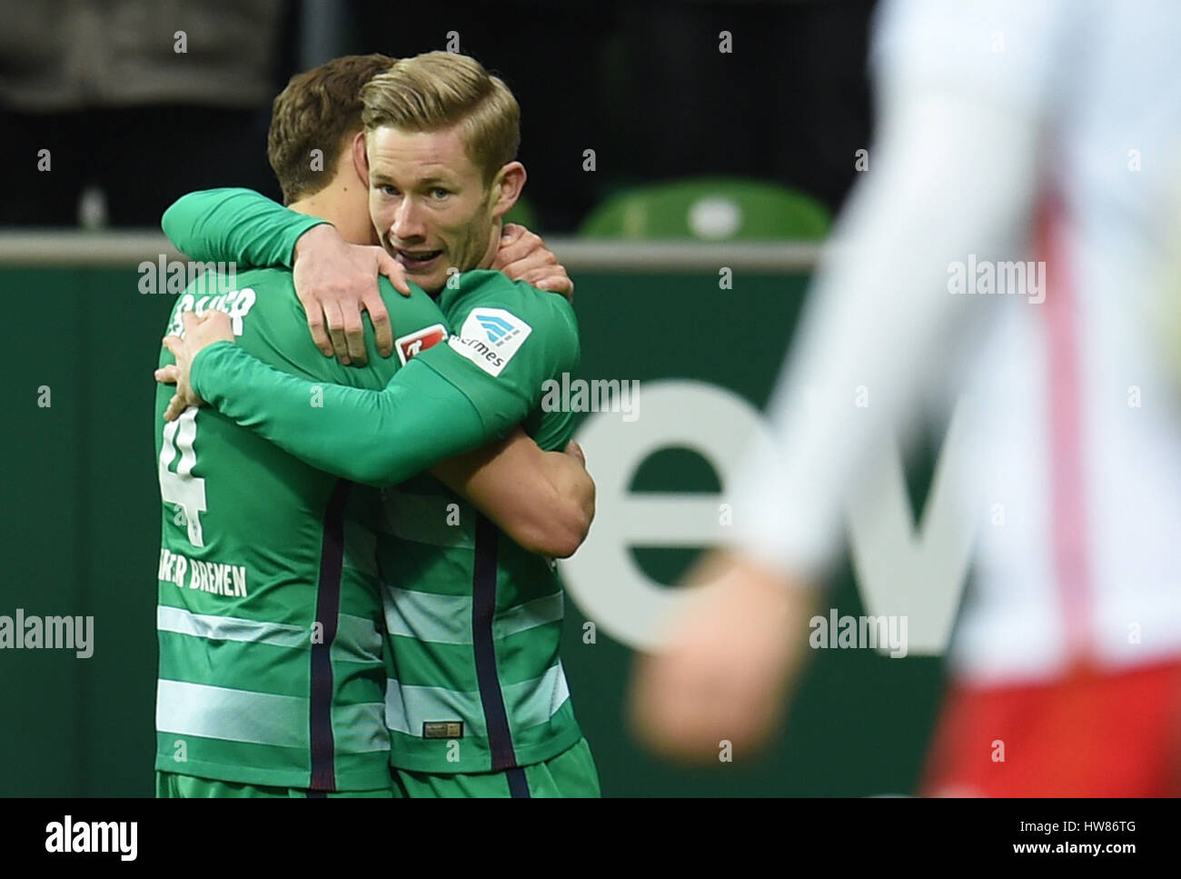 Bremen, Germany. 18th Mar, 2017. Bremen's Robert Bauer (l) and Florian ...