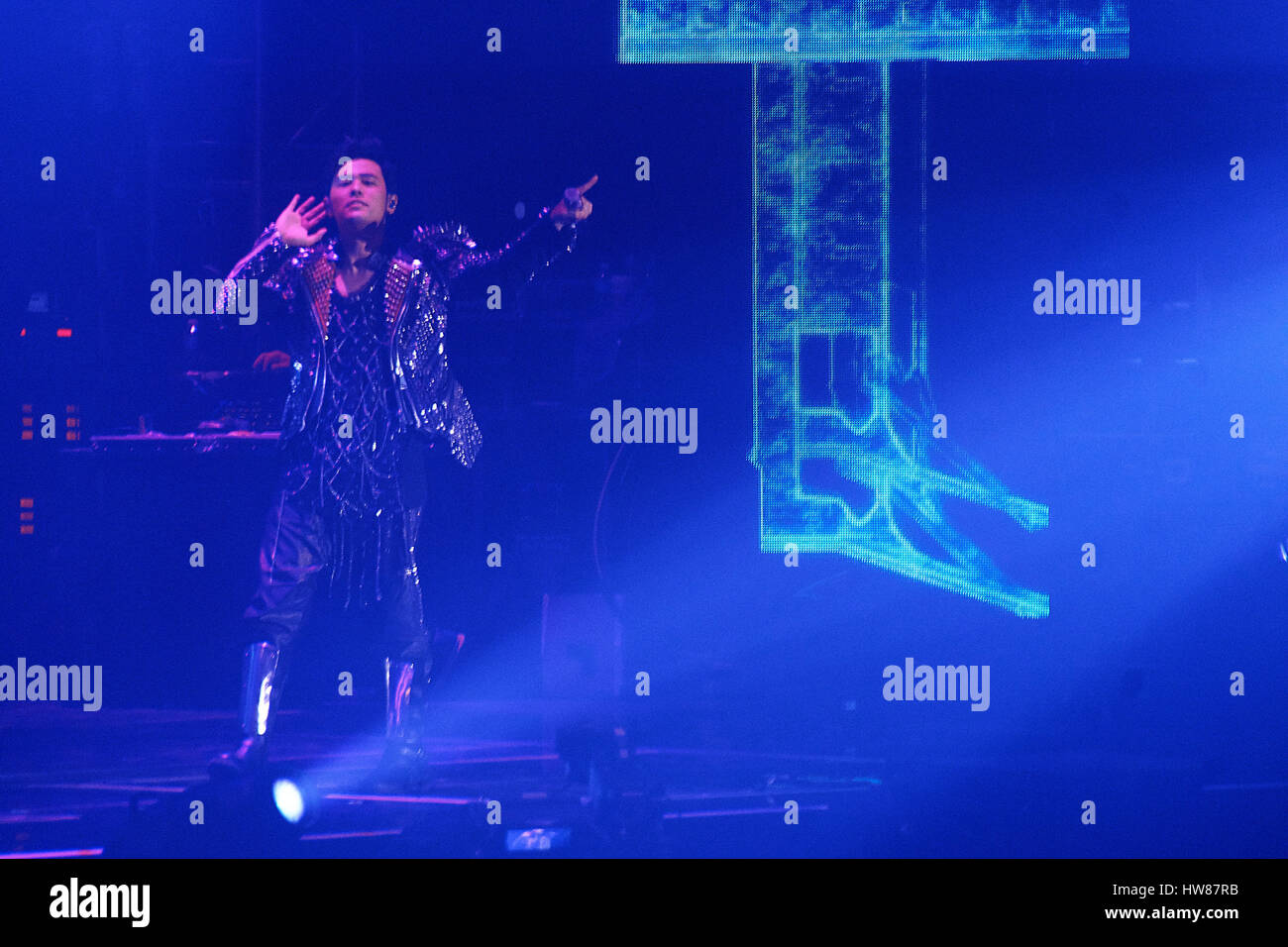 Sold out concert hi-res stock photography and images - Alamy