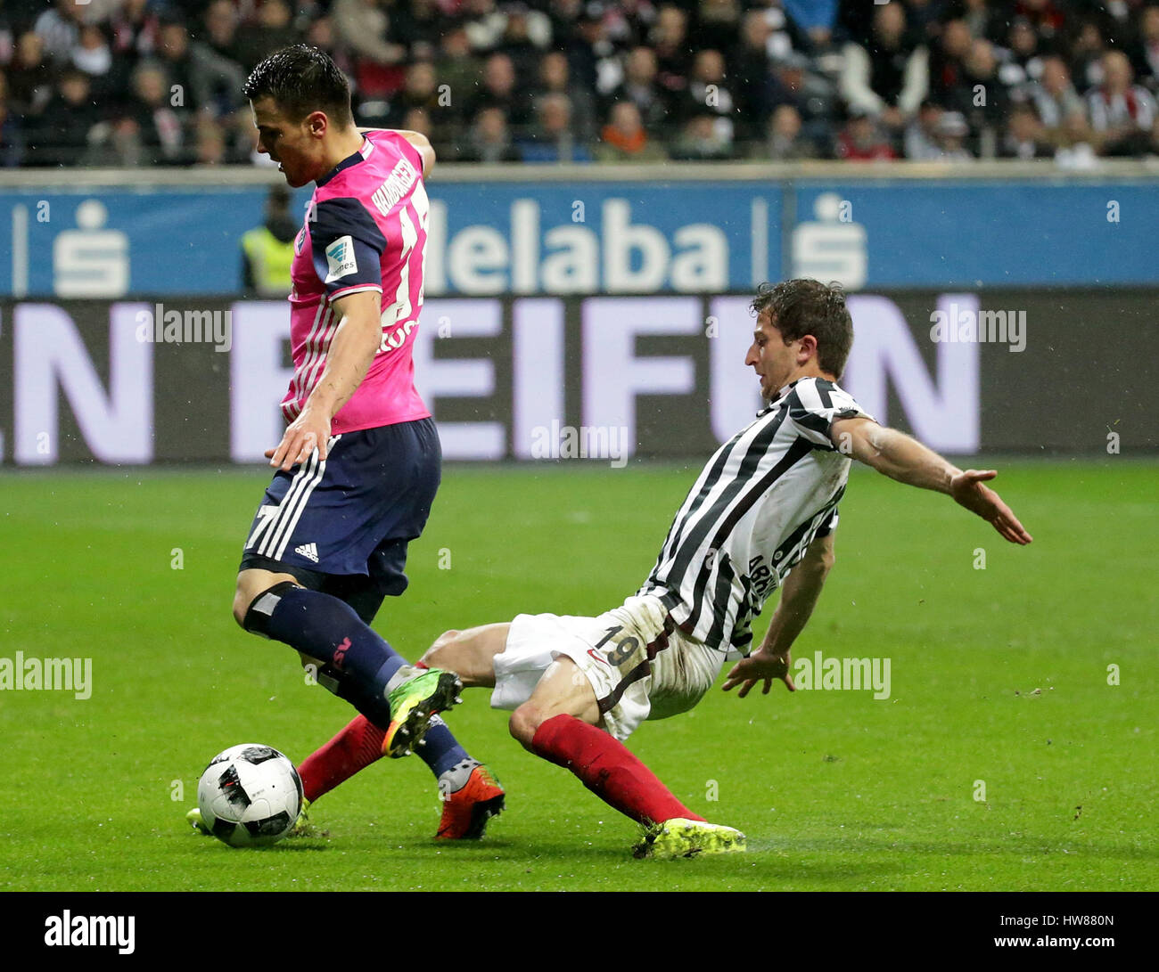 Frankfurt's David Abraham (r) and Hamburg's Filip Kostic in action ...