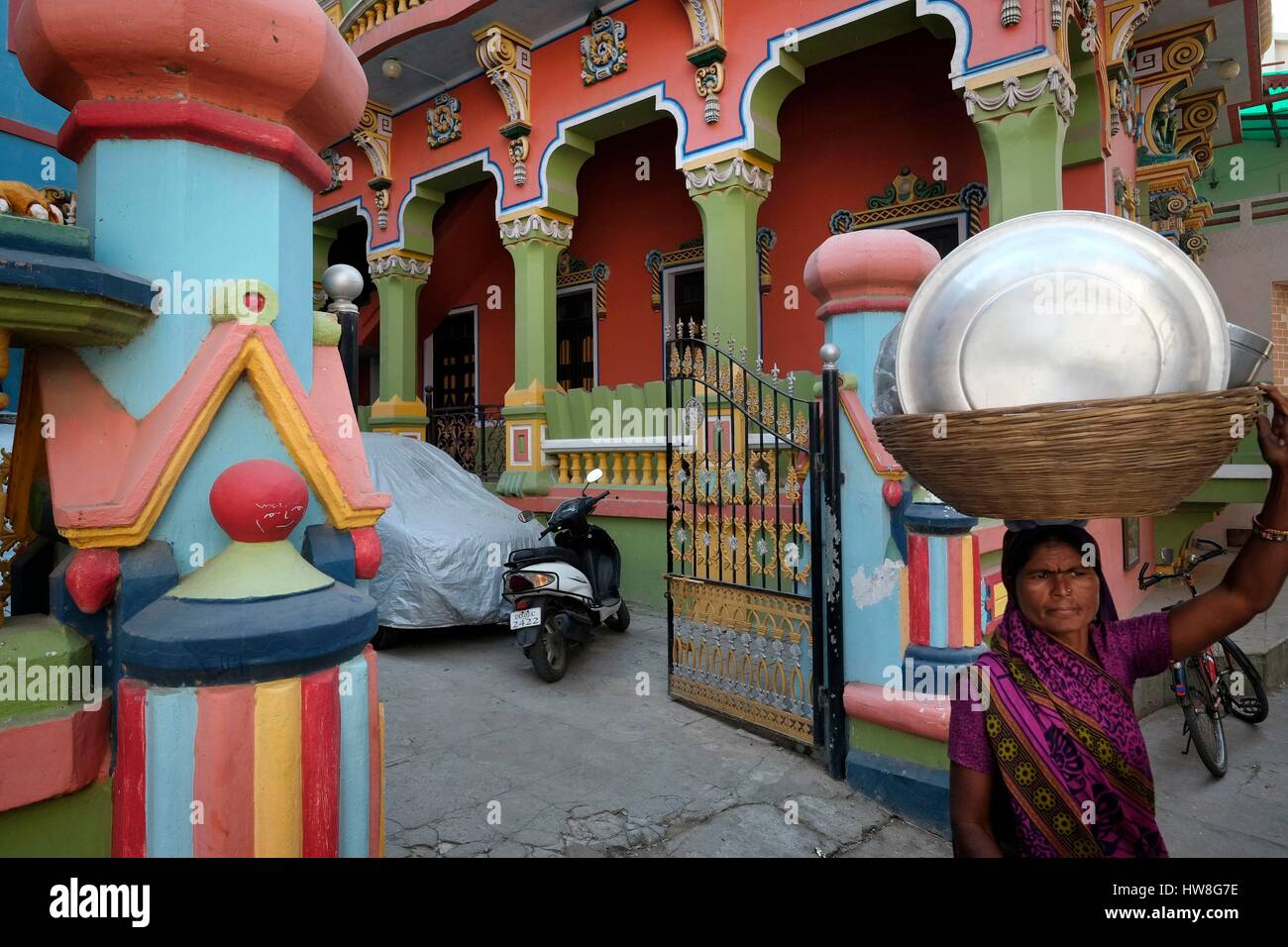 Woman street diu india hi-res stock photography and images - Alamy