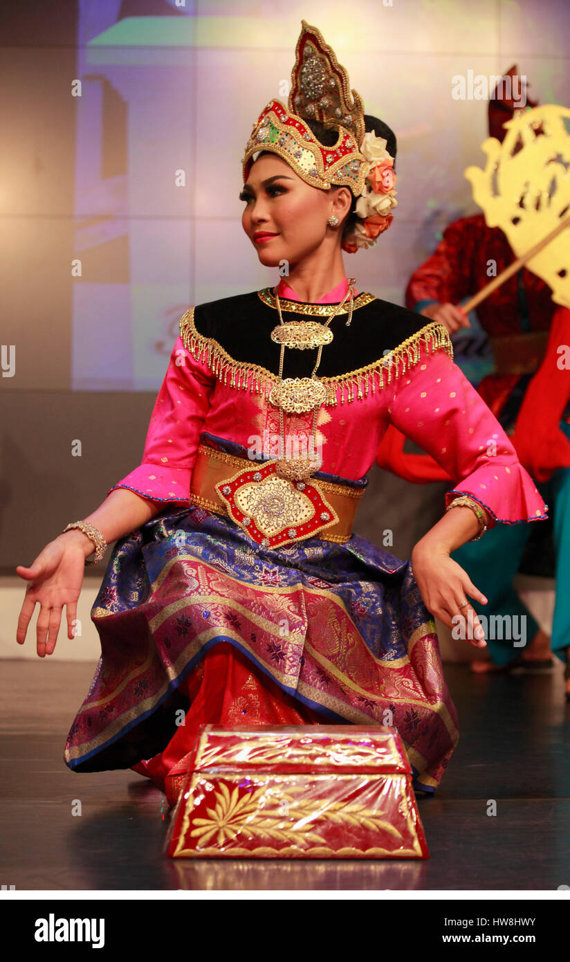 Malaysia, Kuala Lumpur, cultural show, traditional dance, dancer Stock ...