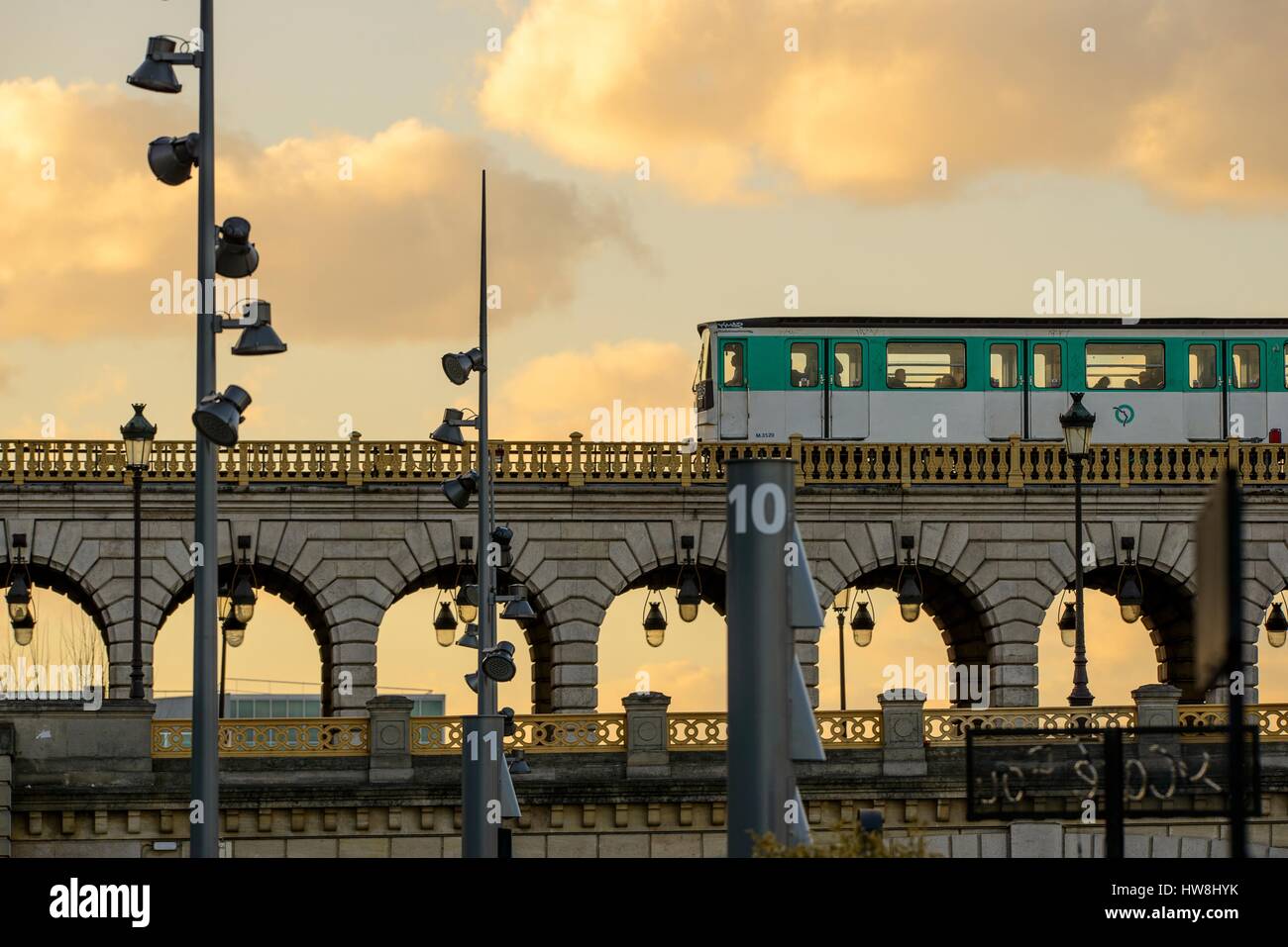 France, Paris, Bercy district, metro crosses the Seine on the Bercy ...