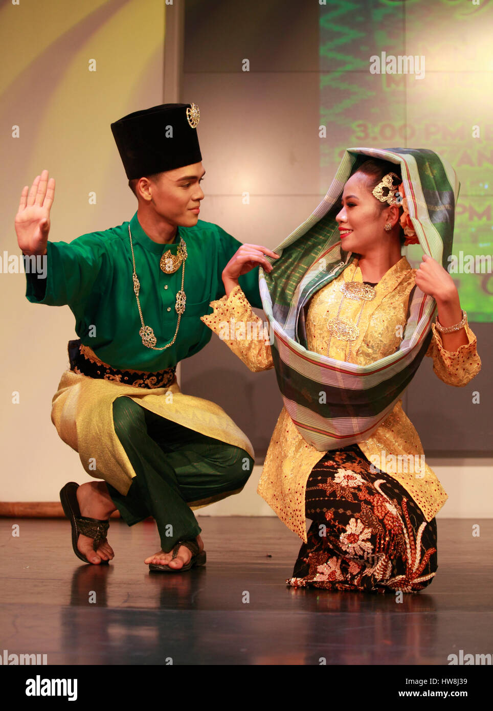 Malaysia, Kuala Lumpur, cultural show, traditional dance, dancers Stock Photo - Alamy