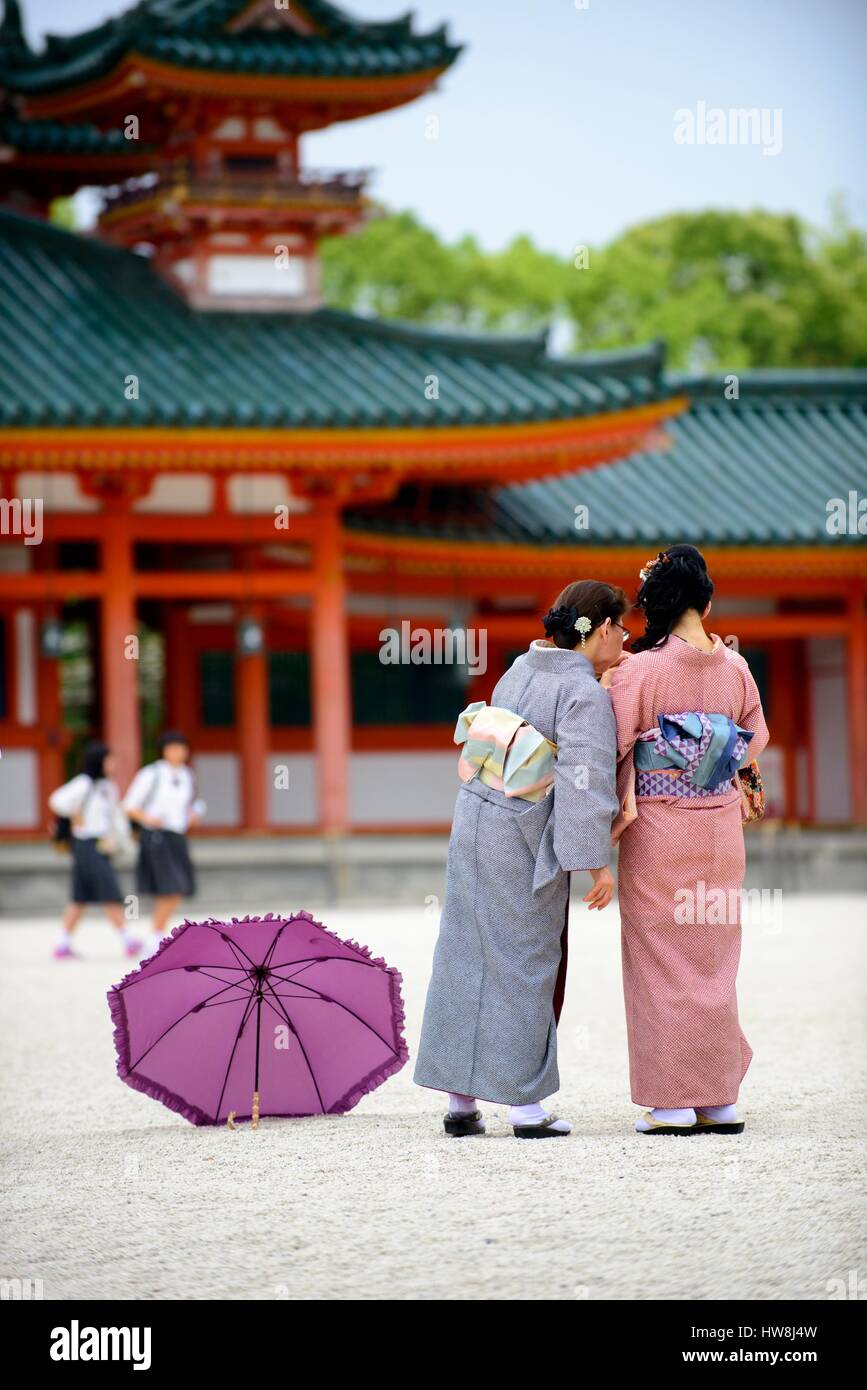 Japan, Honshu island, Kyoto, Two womens dressed in traditional Geisha ...