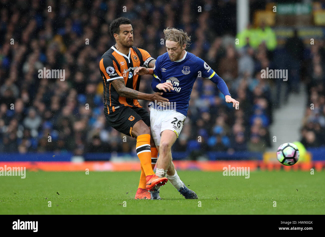 Hull City's Tom Huddlestone (left) and Everton's Tom Davies (right ...