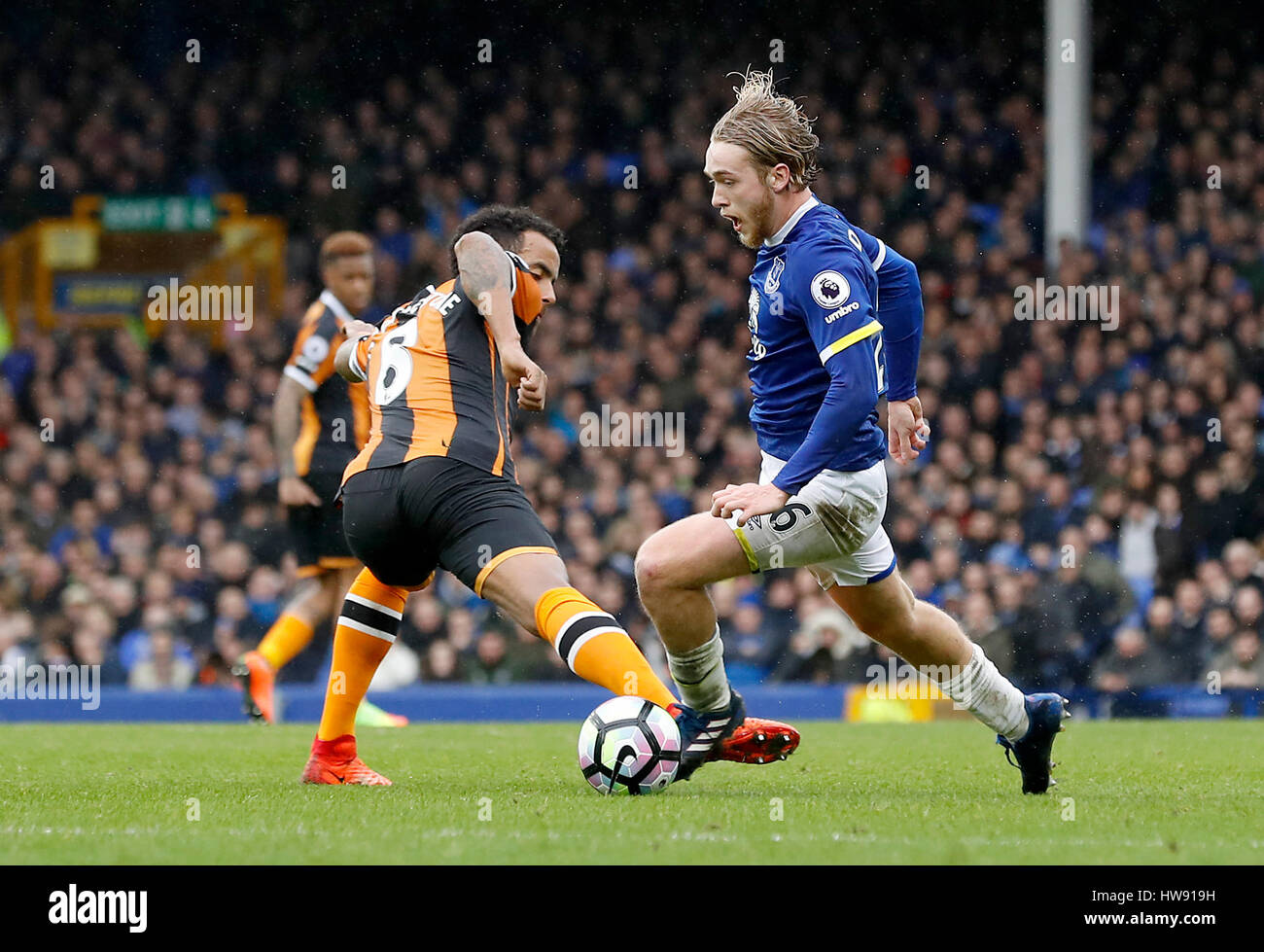 Hull City's Tom Huddlestone (left) and Everton's Tom Davies (right ...