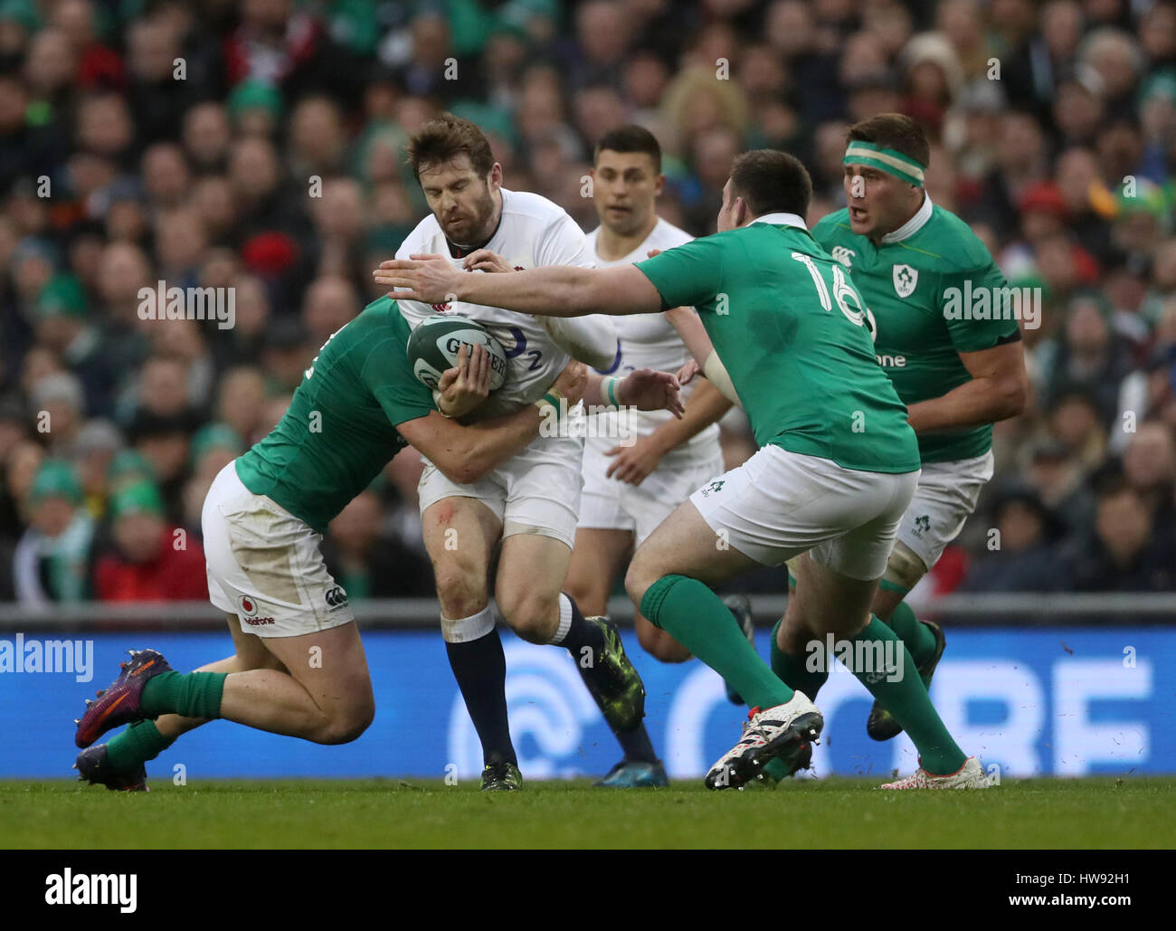 England's Elliot Daly is tackled by Ireland's Robbie Henshaw (left) and ...