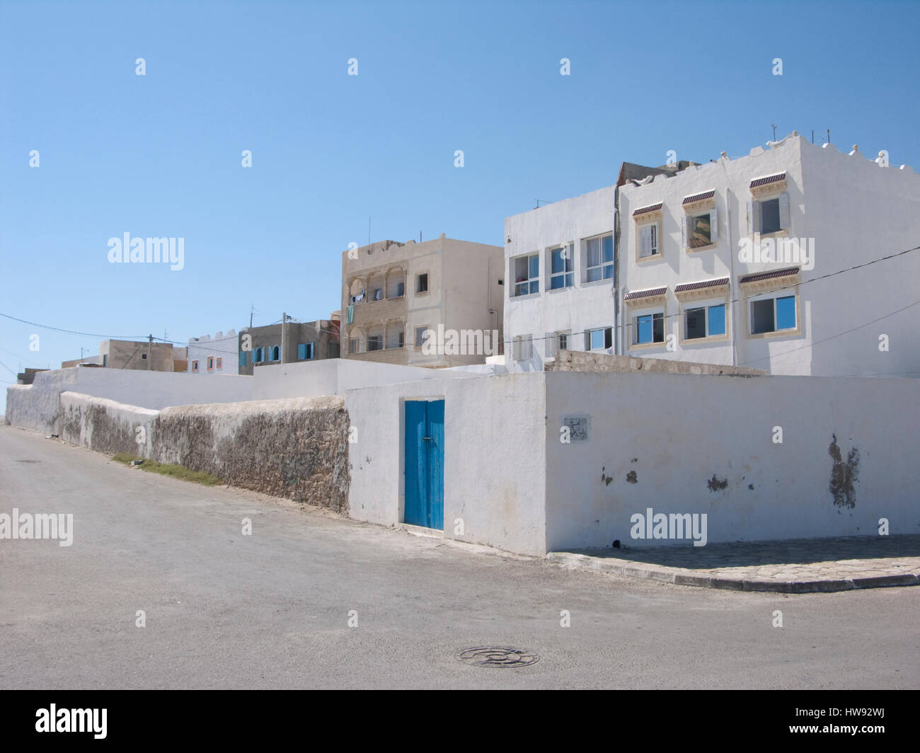 Tunis street house typical africa hi-res stock photography and images ...