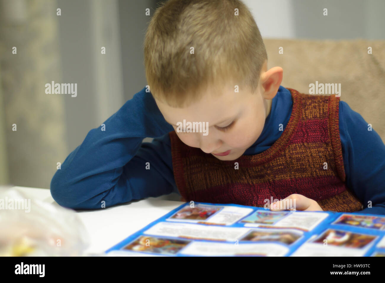 Boy reading at table hi-res stock photography and images - Alamy