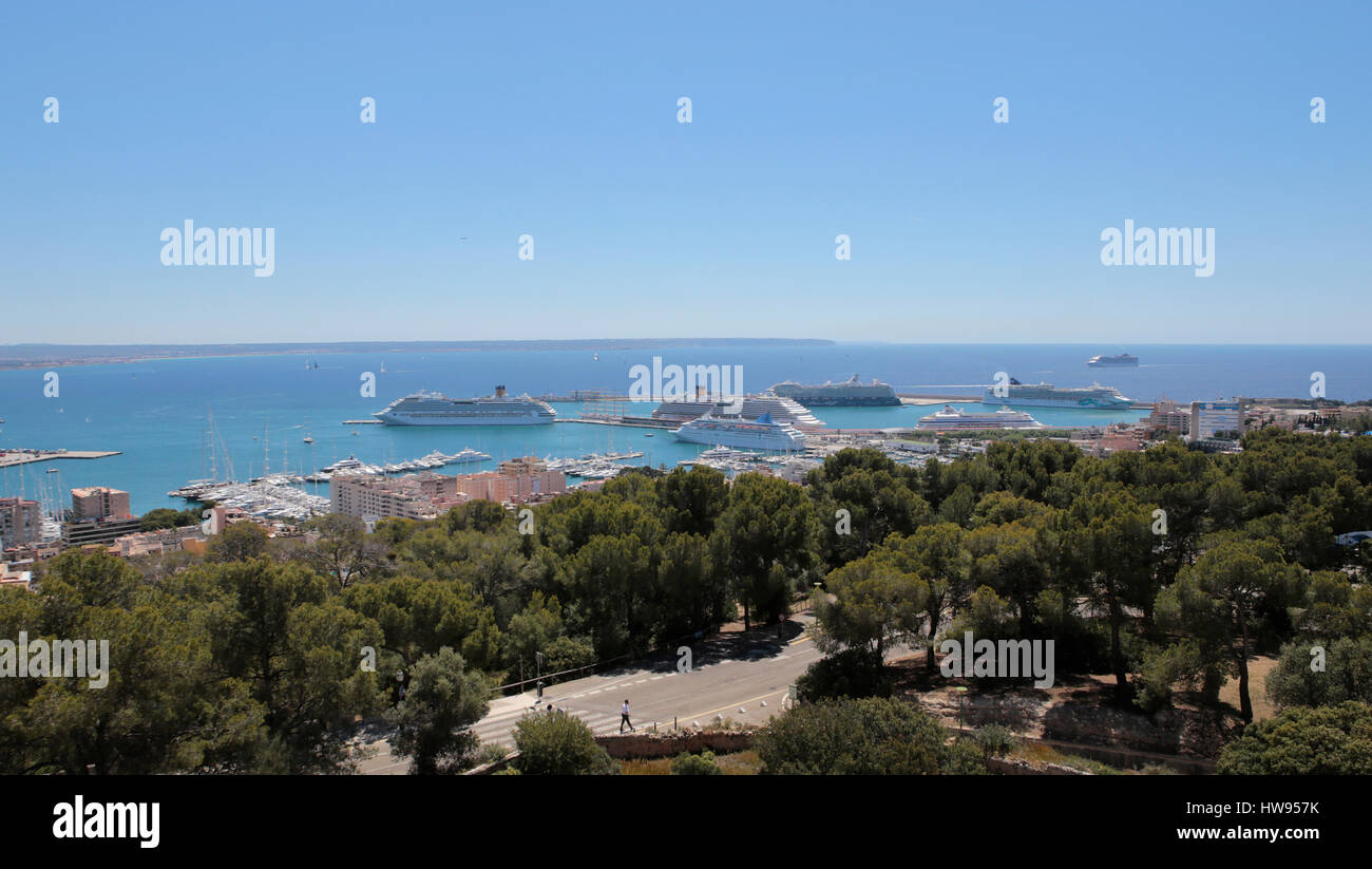Cruise ships moored at palma de Majorca port Stock Photo - Alamy