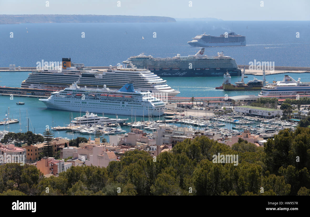 Cruise ships moored at palma de Majorca port Stock Photo - Alamy