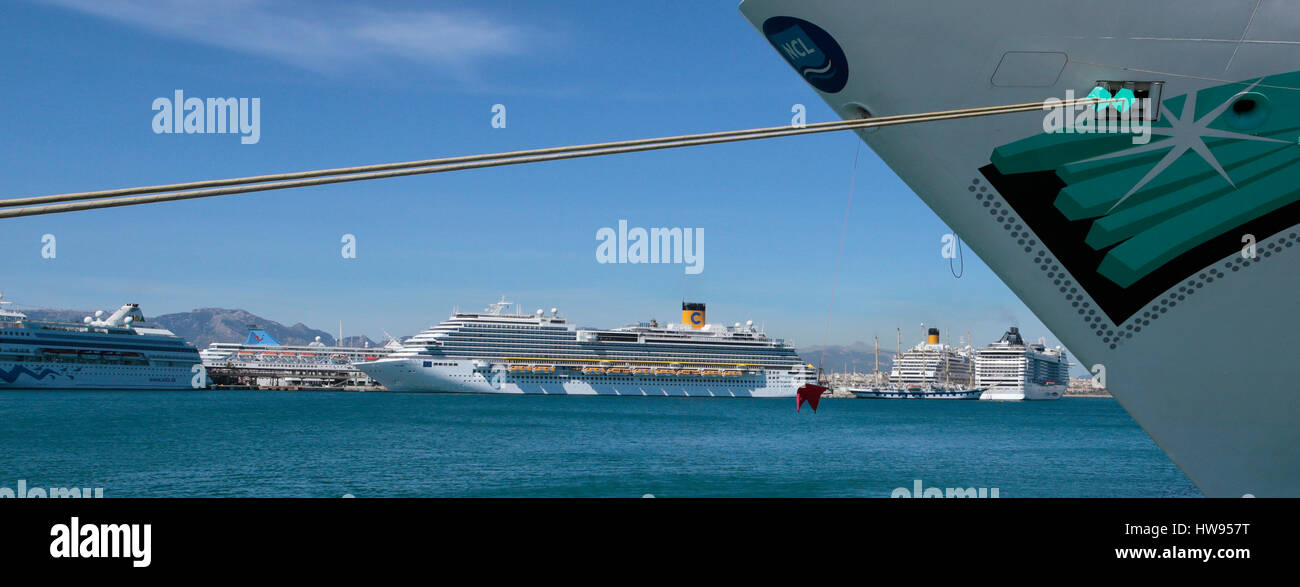 Cruise ships moored at palma de Majorca port Stock Photo - Alamy