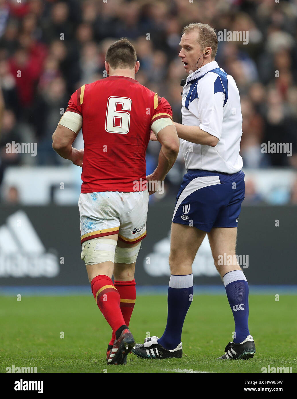 Referee wayne barnes talks hi-res stock photography and images - Alamy