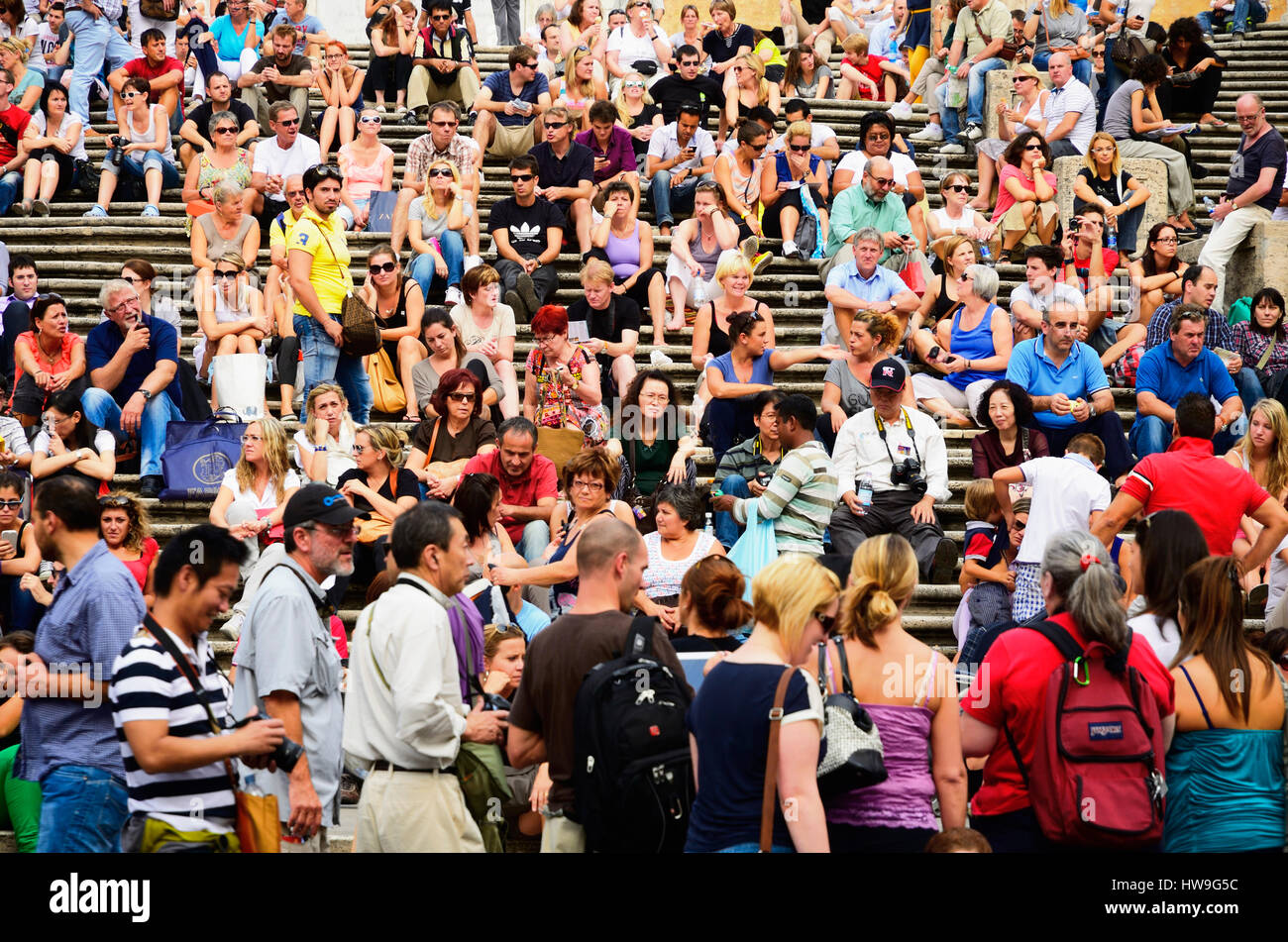 Crowd of tourists sitting on the steps of the Piazza di Spagna. Rome ...