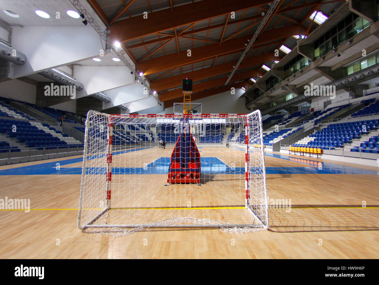 Empty bench basketball court hi-res stock photography and images - Alamy