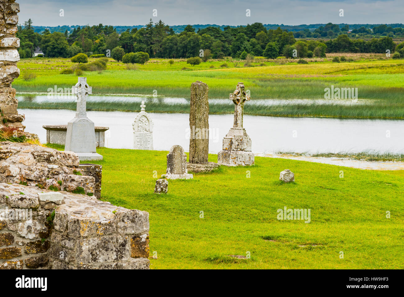 Ireland clonmacnoise cemetery hi-res stock photography and images - Alamy