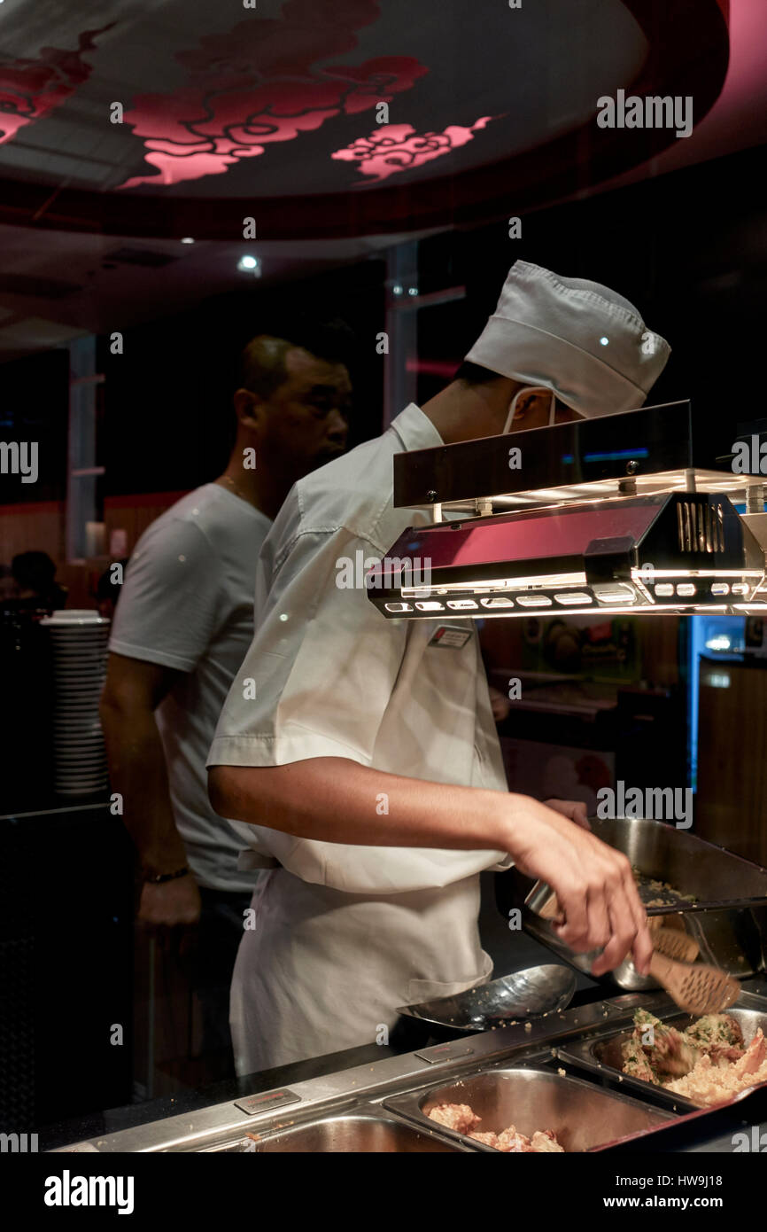 Sushi chef working in a Japanese sushi restaurant Stock Photo - Alamy
