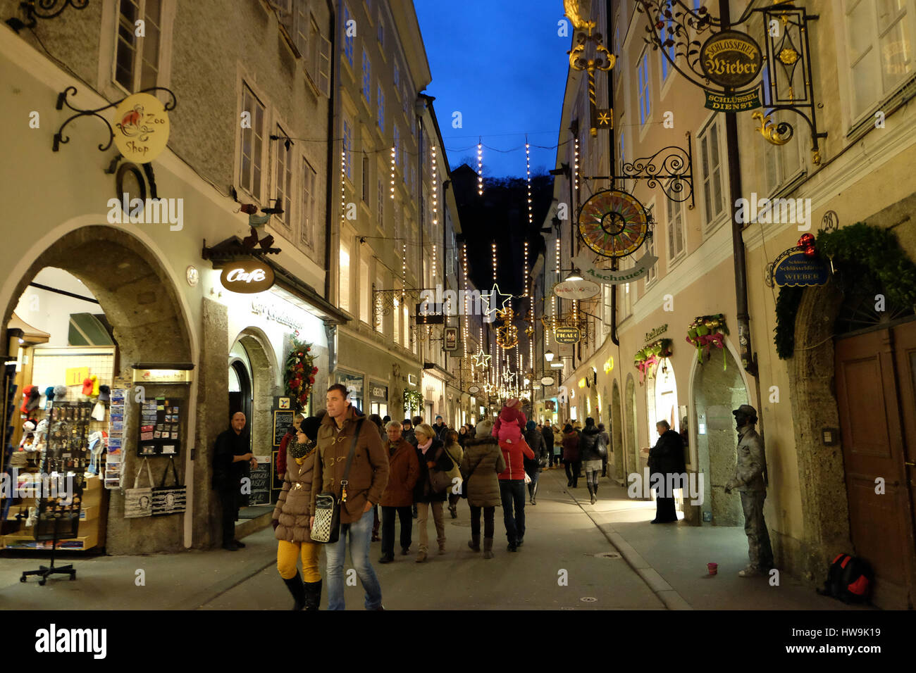 A lot of people visit the popular street of Salzburg, the Getreidegasse ...