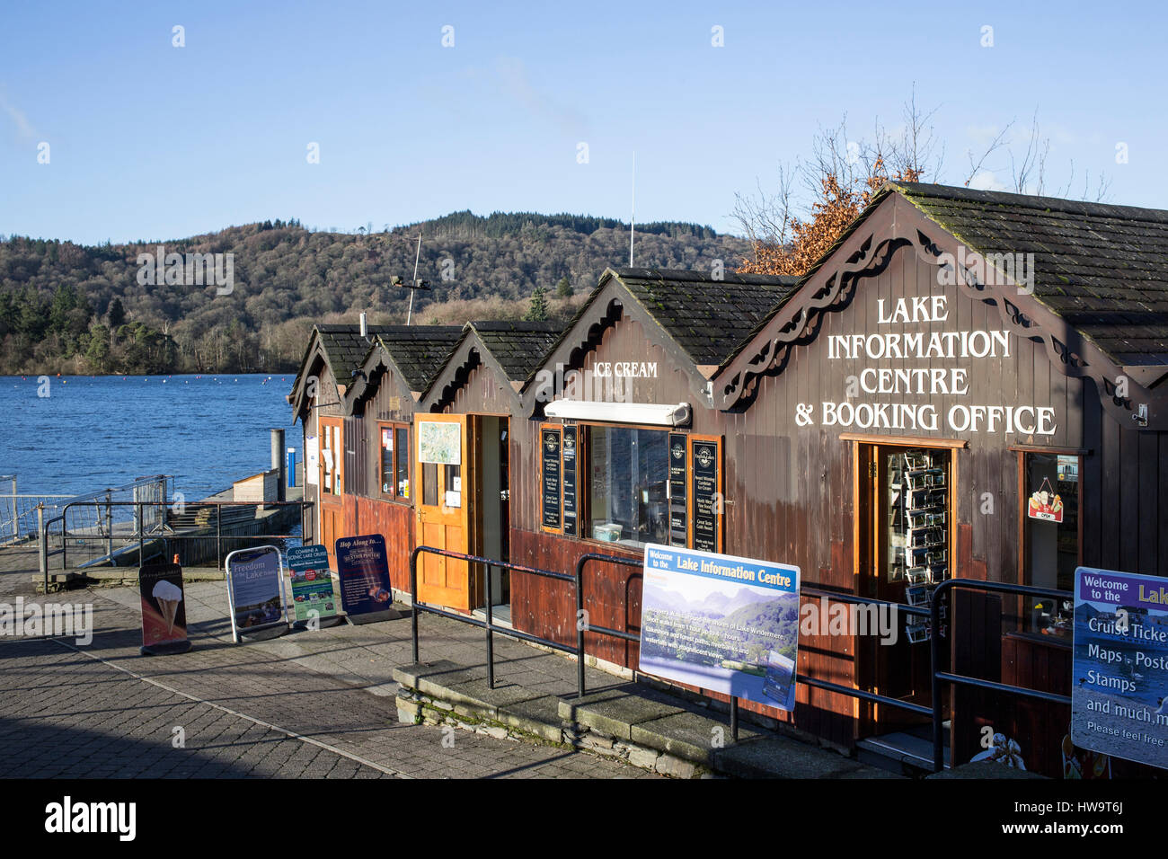 Boat sheds on lake hi-res stock photography and images - Alamy