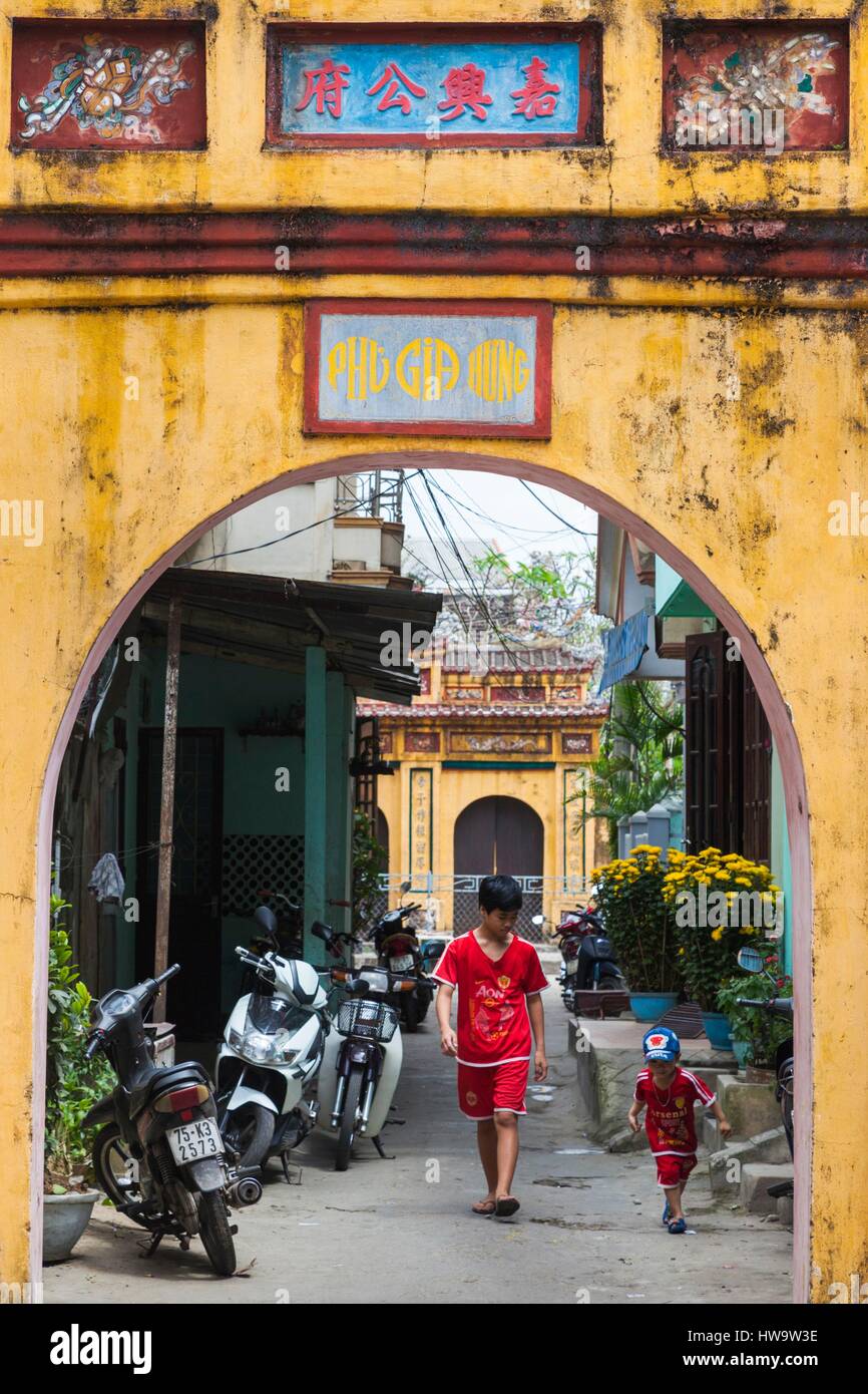 Vietnam, Hue, small neighborhood gate and children Stock Photo - Alamy
