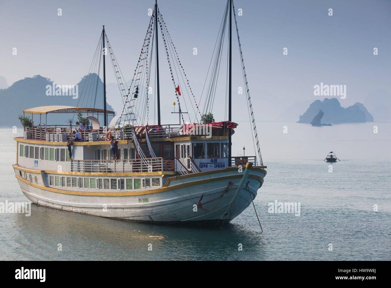 Vietnam, Halong Bay, boat traffic Stock Photo - Alamy
