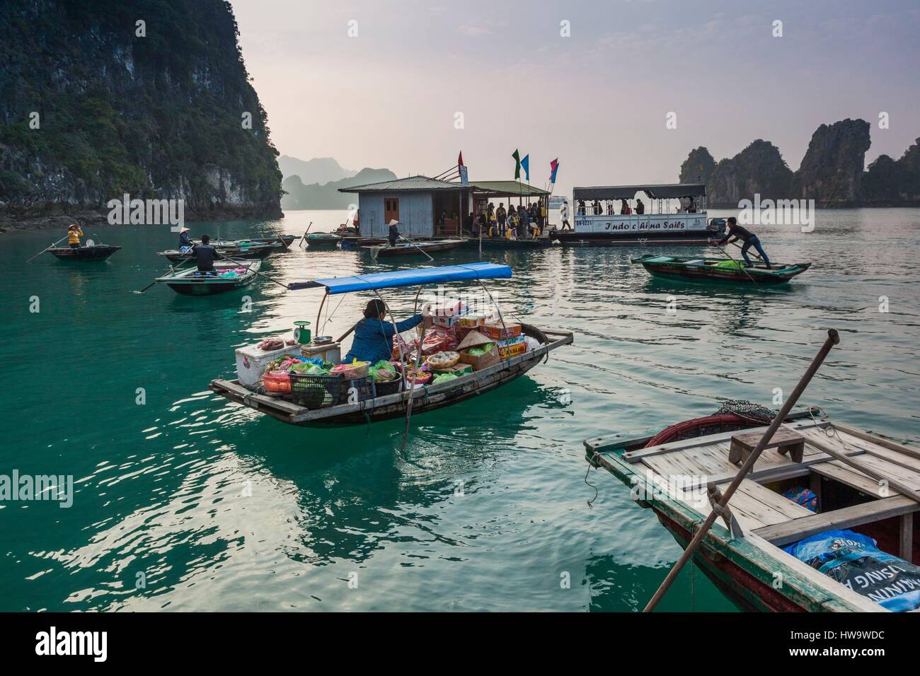 Vietnam, Halong Bay, floating fishing village, floating market Stock ...