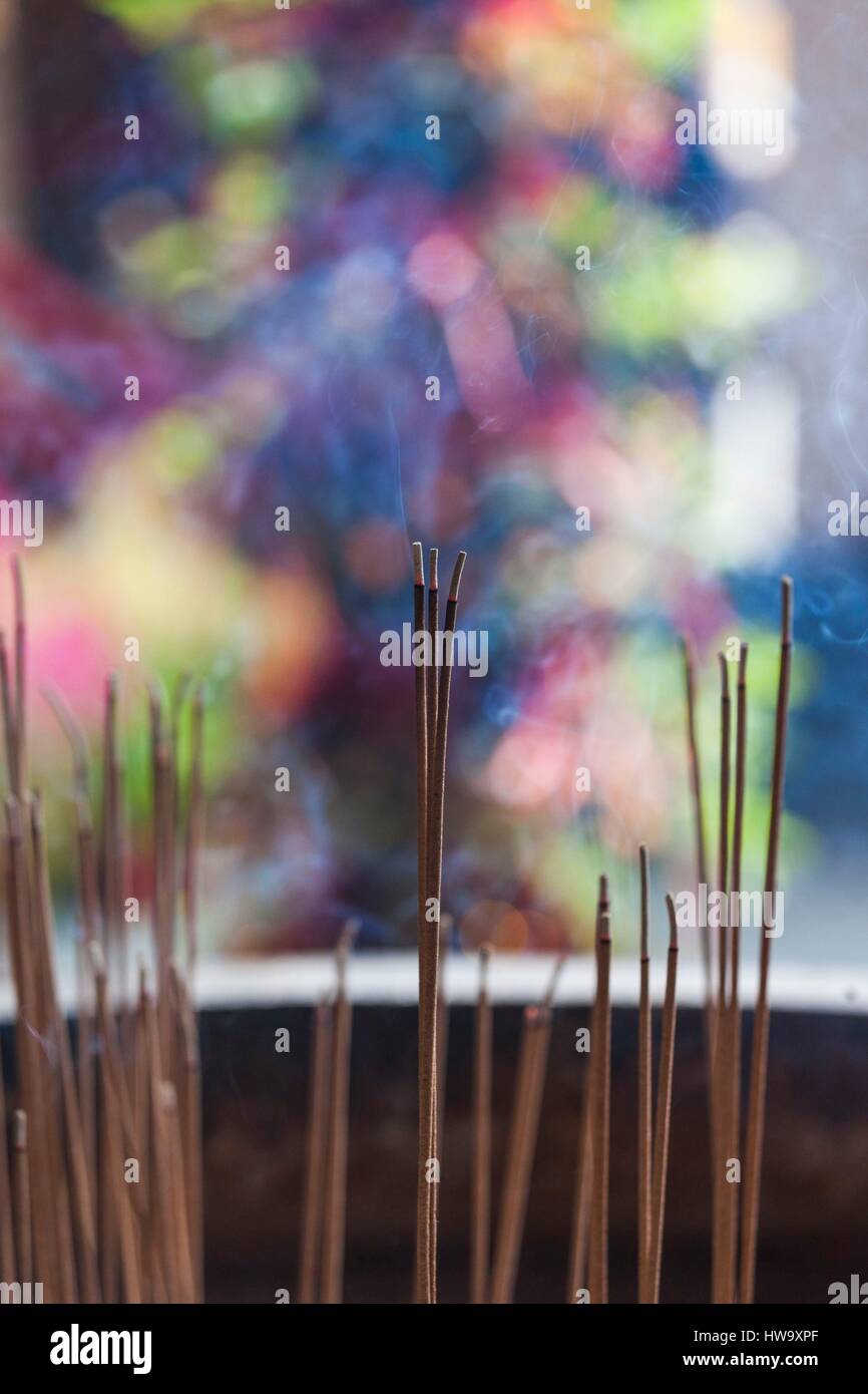 Singapore, Chinatown, Buddha Tooth Relic Temple, joss sticks Stock ...