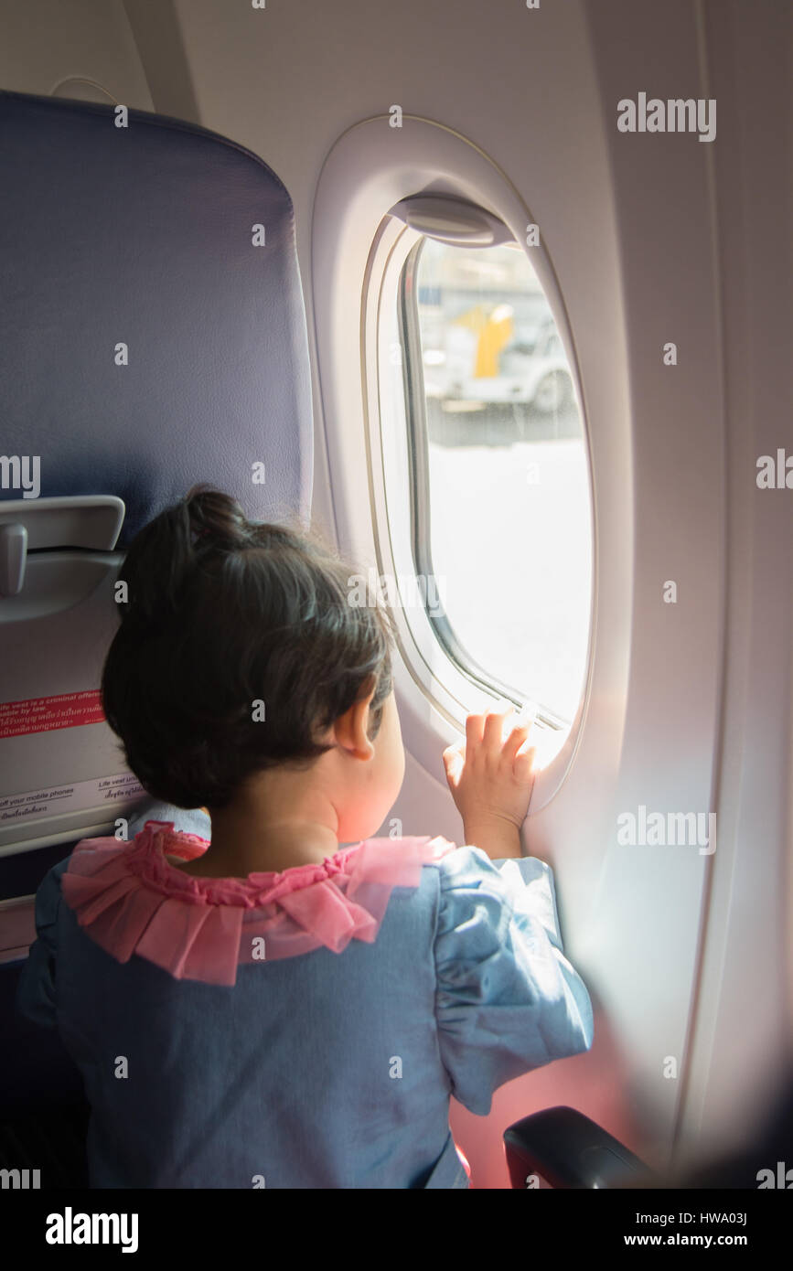 Airplane child sitting hi-res stock photography and images - Alamy