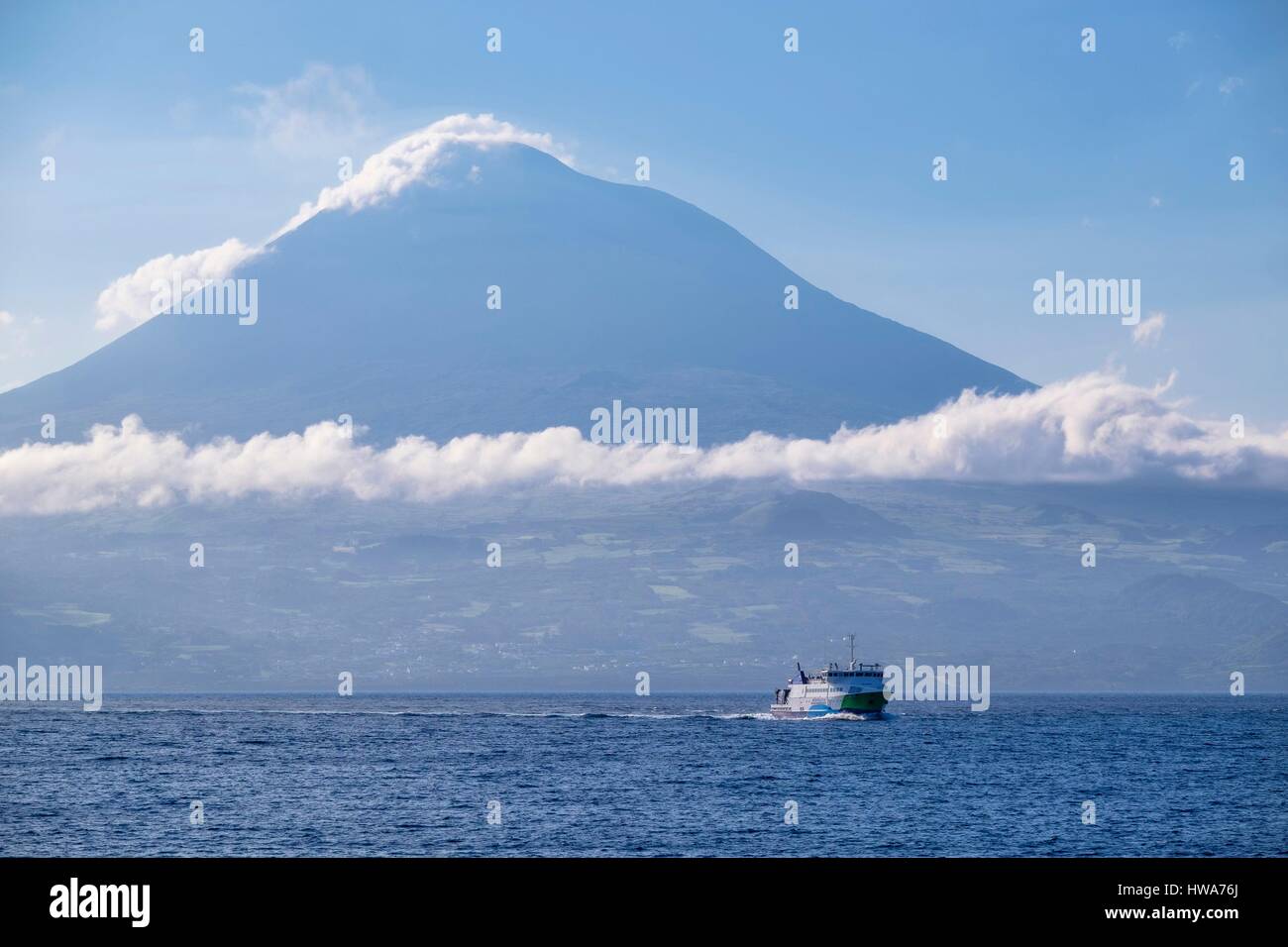 Ferry to pico High Resolution Stock Photography and Images - Alamy