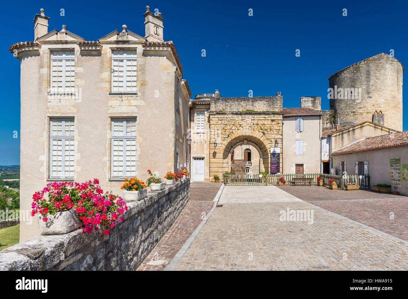 Duras castle hi-res stock photography and images - Alamy