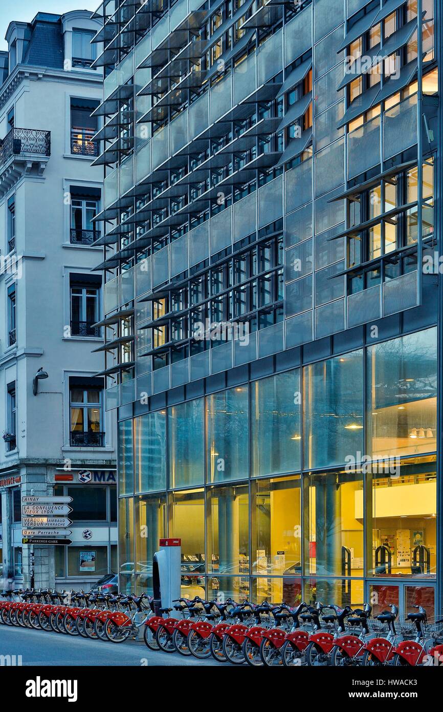 Modern building night hi-res stock photography and images - Alamy