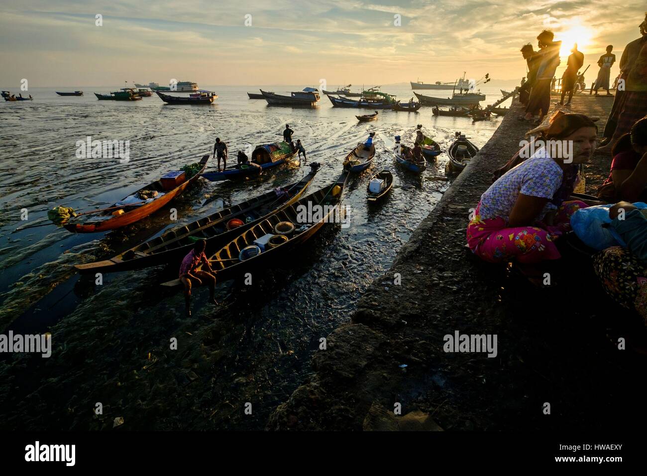 Myanmar, Burma, Sittwe, Unloading fishing boats in front of the Fish ...