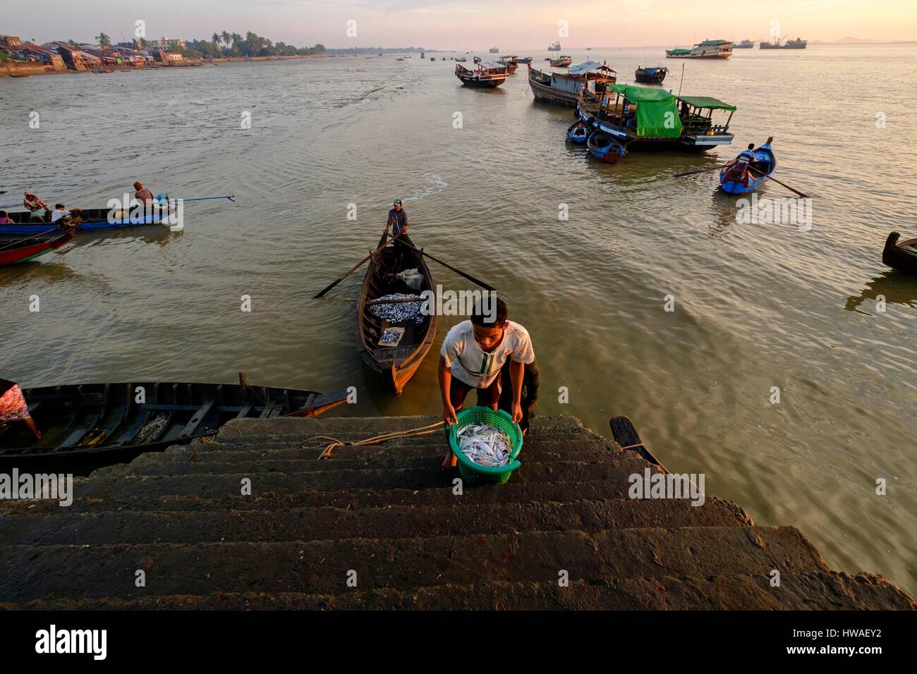 Sittwe boats hi-res stock photography and images - Alamy