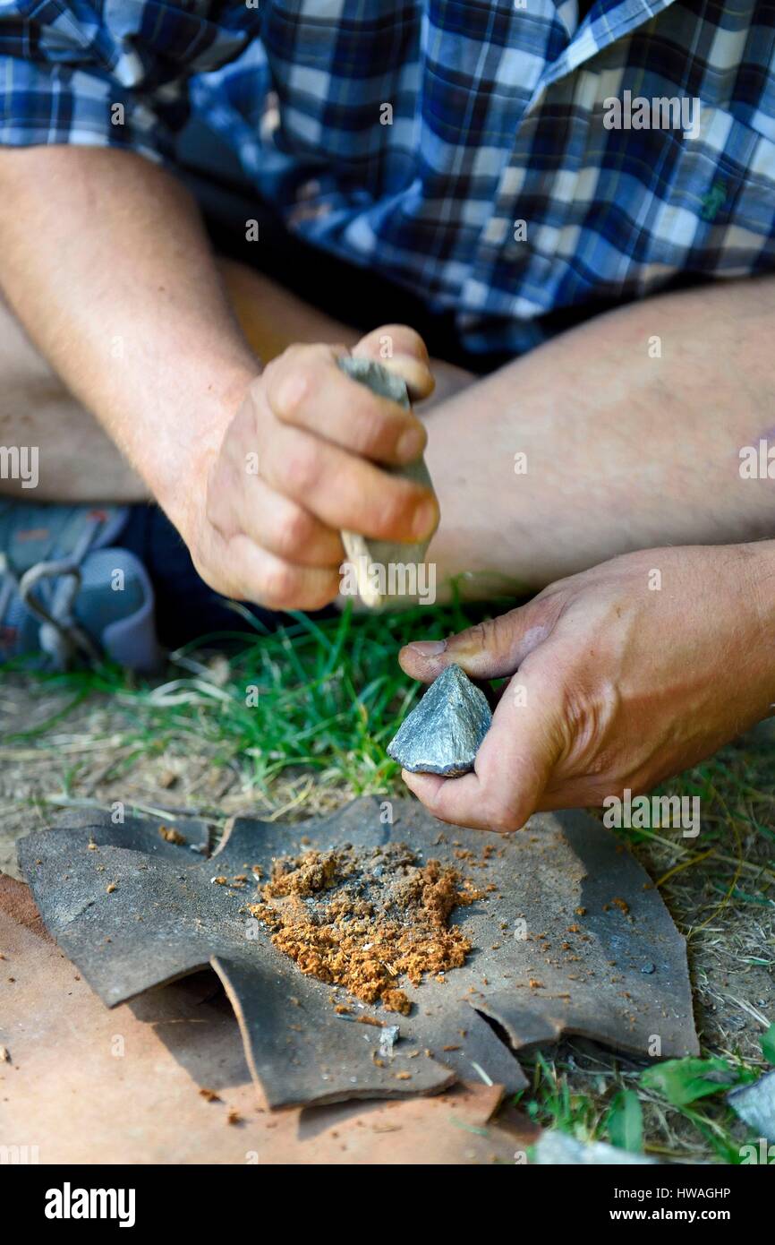 Flint fire prehistoric hi-res stock photography and images - Alamy