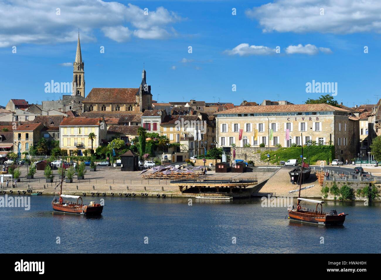 France, Dordogne, Bergerac, Bergerac old town and the banks of the ...