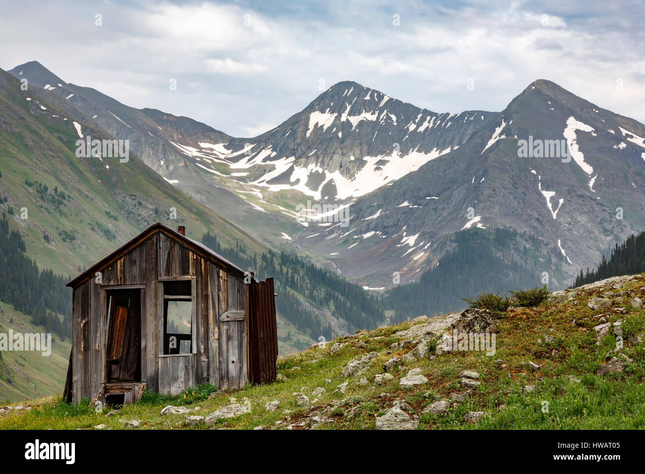 Abandoned cabin mountain hi-res stock photography and images - Alamy
