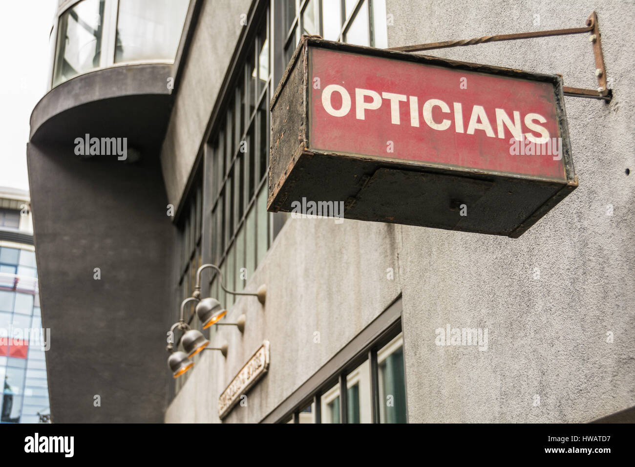 Opticians sign hi-res stock photography and images - Alamy