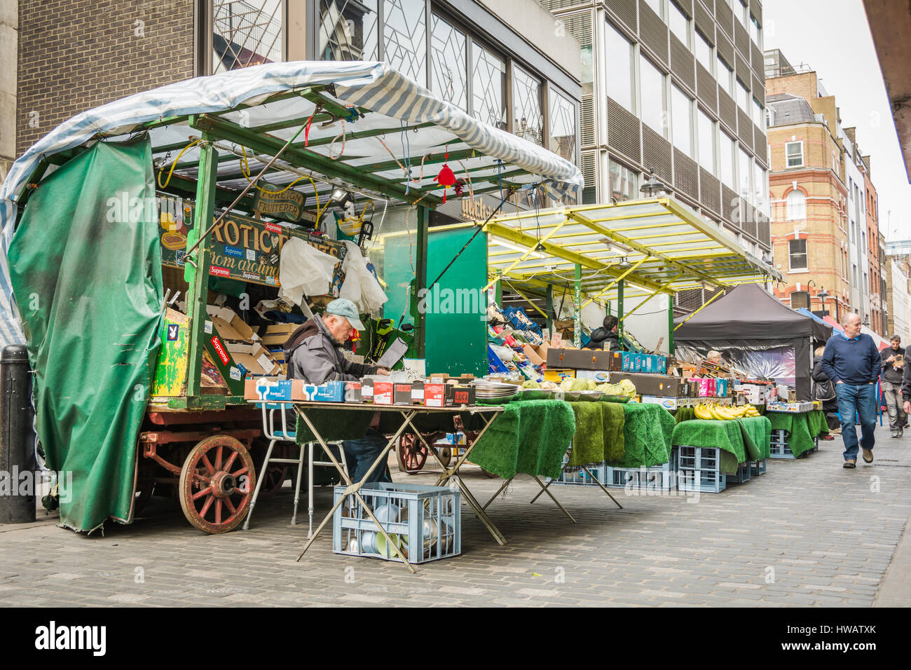 Market stalls and traders on Berwick Street Market, Soho, London ...
