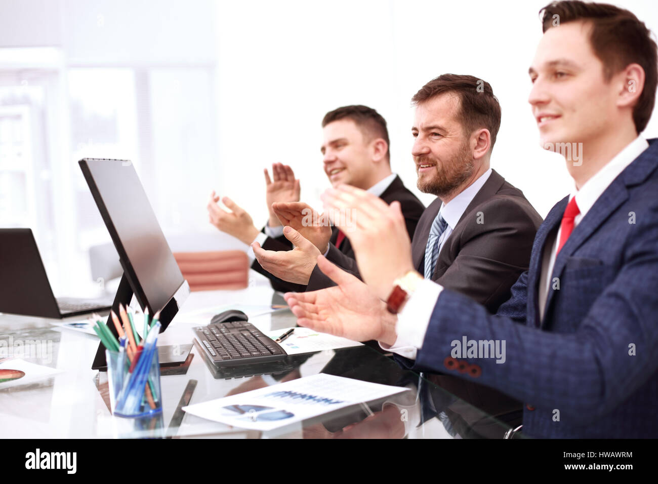 Business team laptop clapping hands hi-res stock photography and images ...