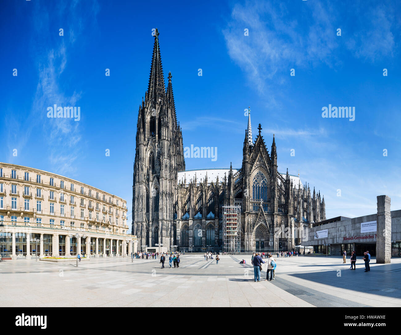 COLOGNE - MAY 14: Panoramic view of tourists in front of the Cologne ...