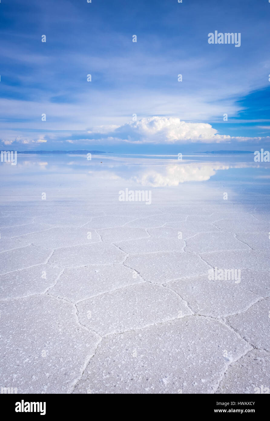 Salar de Uyuni salt white flats desert, Andes Altiplano, Bolivia Stock ...