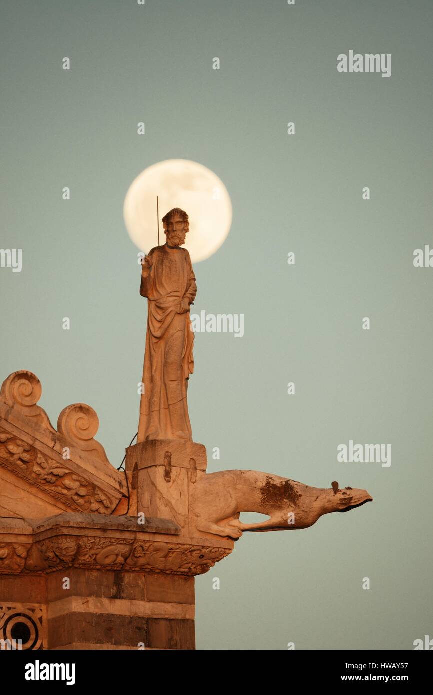 Roof statue sculpture hi-res stock photography and images - Alamy
